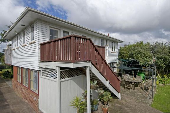 Property value - 96 Roberts Road, Te Atatu South - realestate.co.nz
