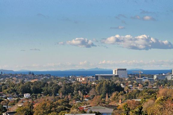 Property value - 2/102 Pupuke Road, Hillcrest - realestate.co.nz