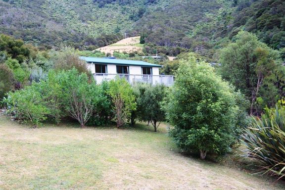 Property value - 8 Worlds End Road, Tennyson Inlet - realestate.co.nz