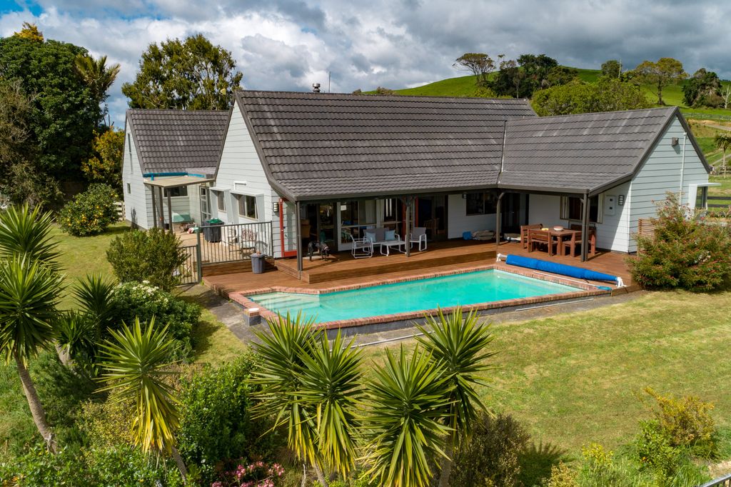 Property value - 15 Penrhys Close, Waitakaruru - realestate.co.nz