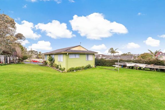 Property value - 13 Kemp Road, Massey - realestate.co.nz
