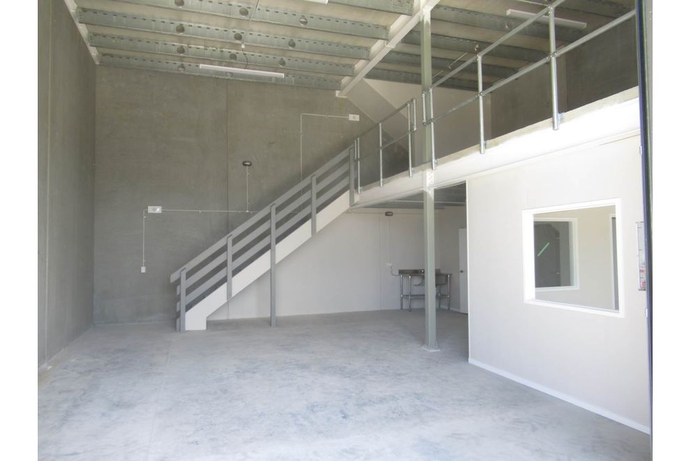 For lease 120M² MODERN ROAD FRONT INDUSTRIAL UNIT - realestate.co.nz